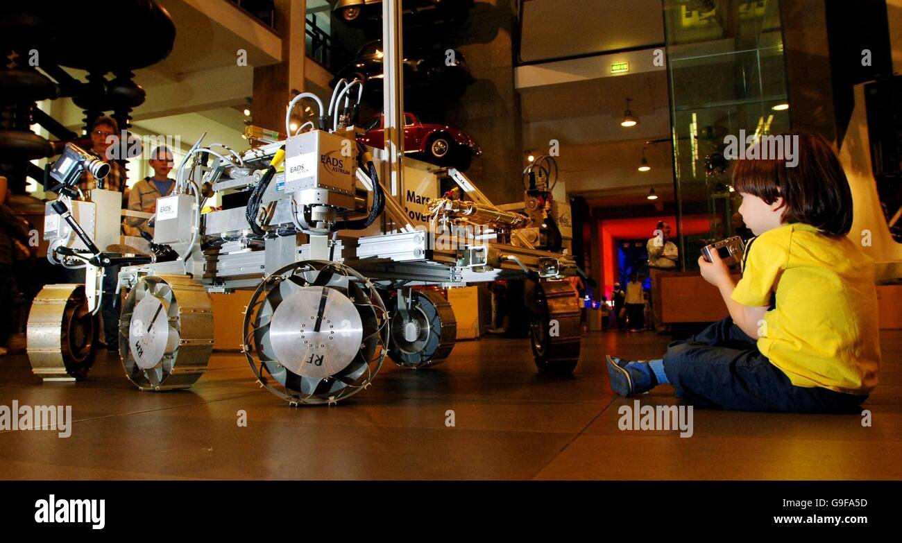 Robotic life hi-res stock photography and images - Alamy