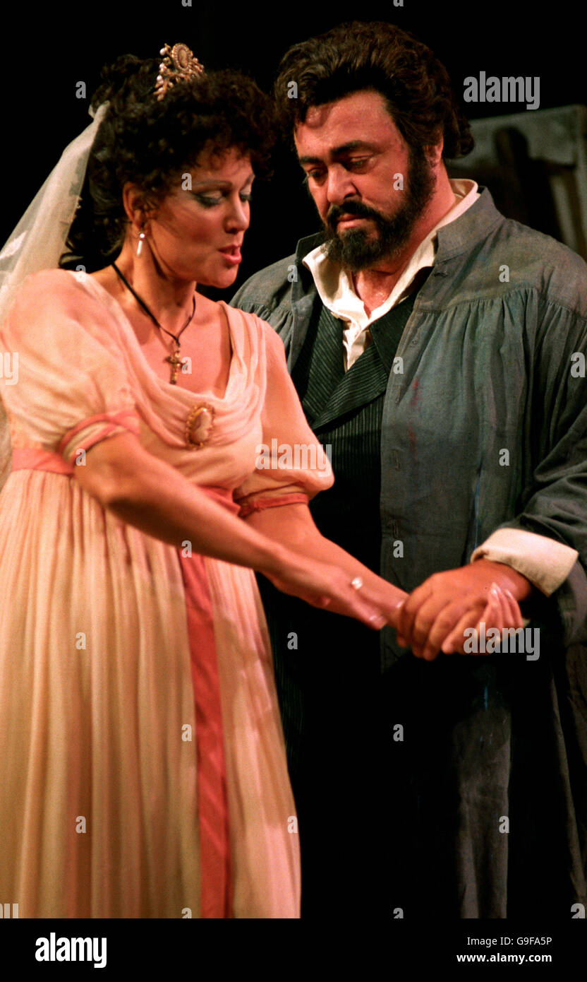 Luciano pavarotti on stage hi-res stock photography and images - Alamy