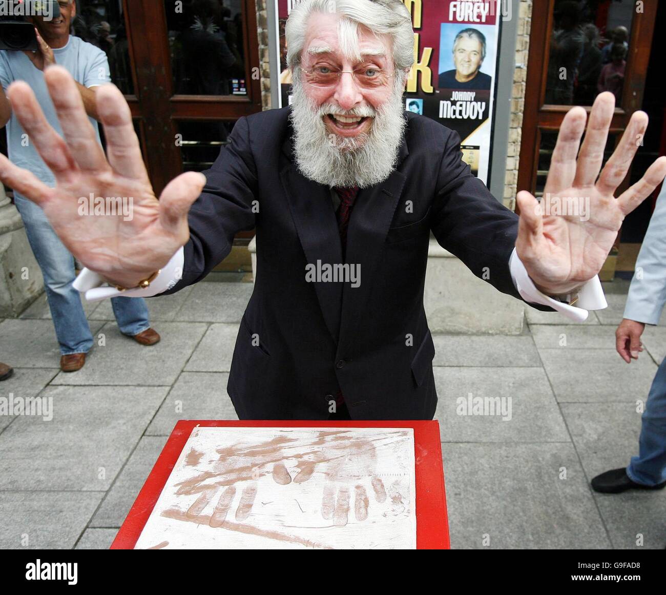 Irish folk legend ronnie drew holding up his hands hi-res stock ...