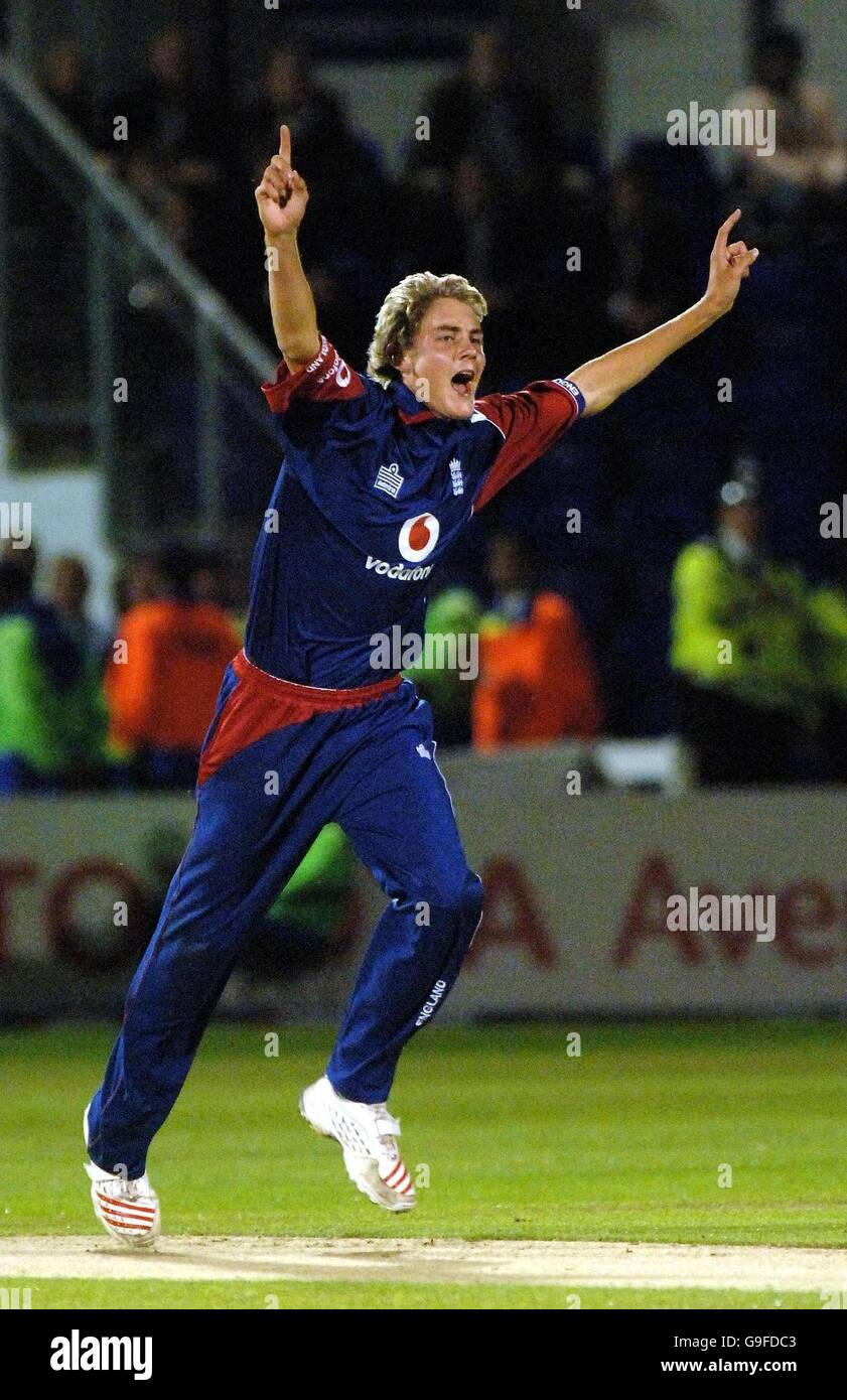 England's Stuart Broad celebrates the wicket of Pakistan's Shoaib Malik ...
