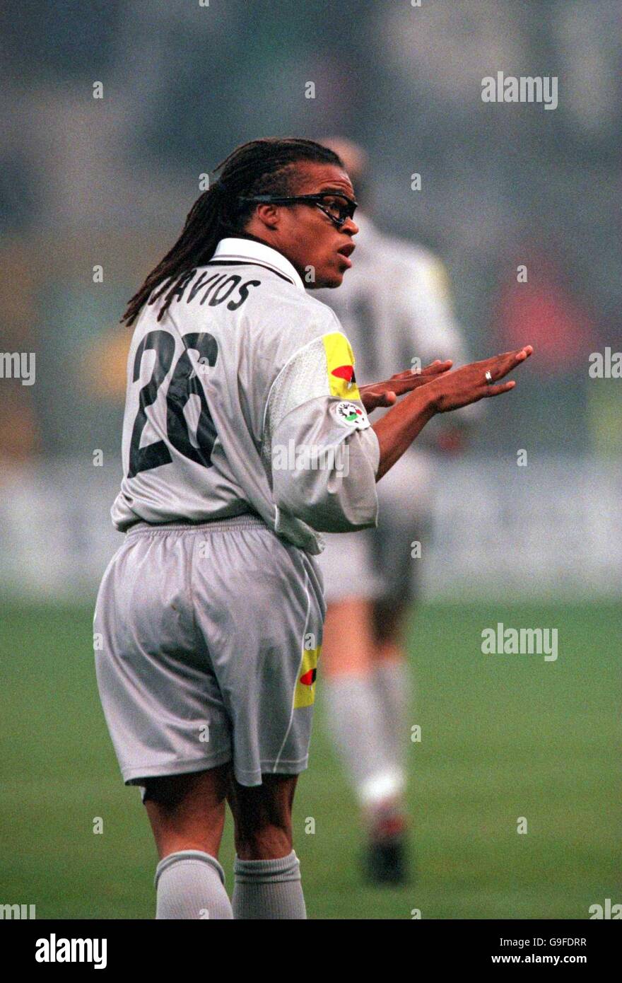 Juventus's Edgar Davids tells his teammates to calm down Stock Photo ...