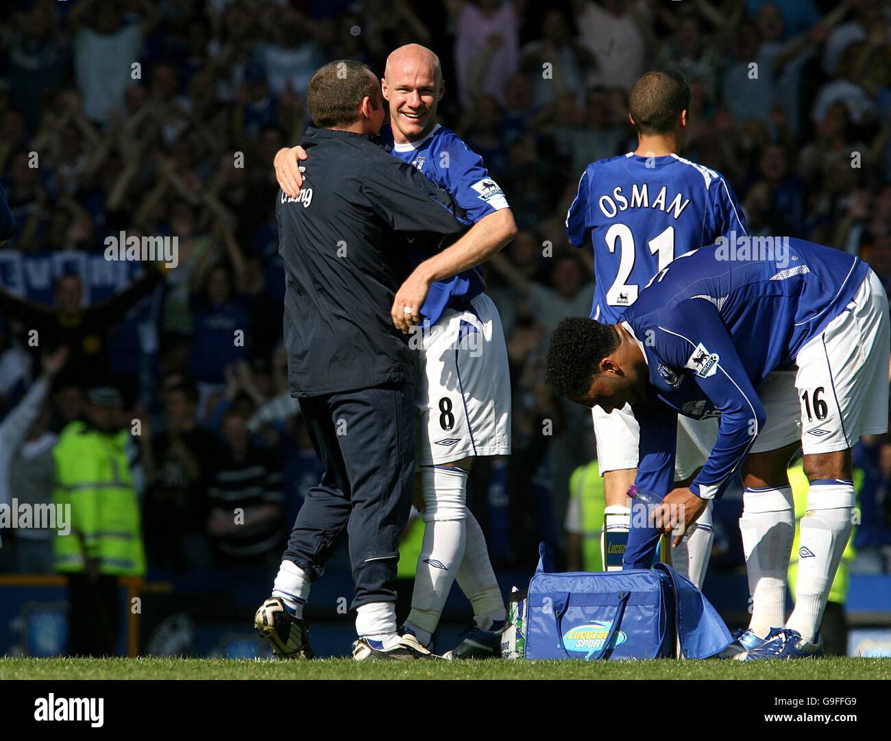 Everton's Andrew Johnson celebrates after the final whistle Stock Photo ...