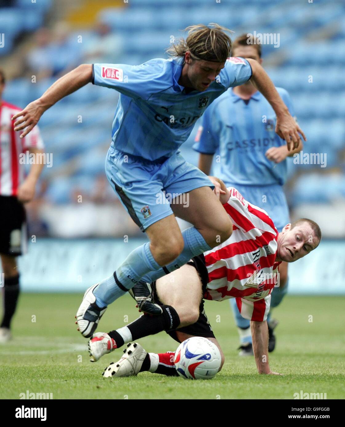 Sunderland's Stephen Elliott (L) challenges Coventry's Matt Heath ...