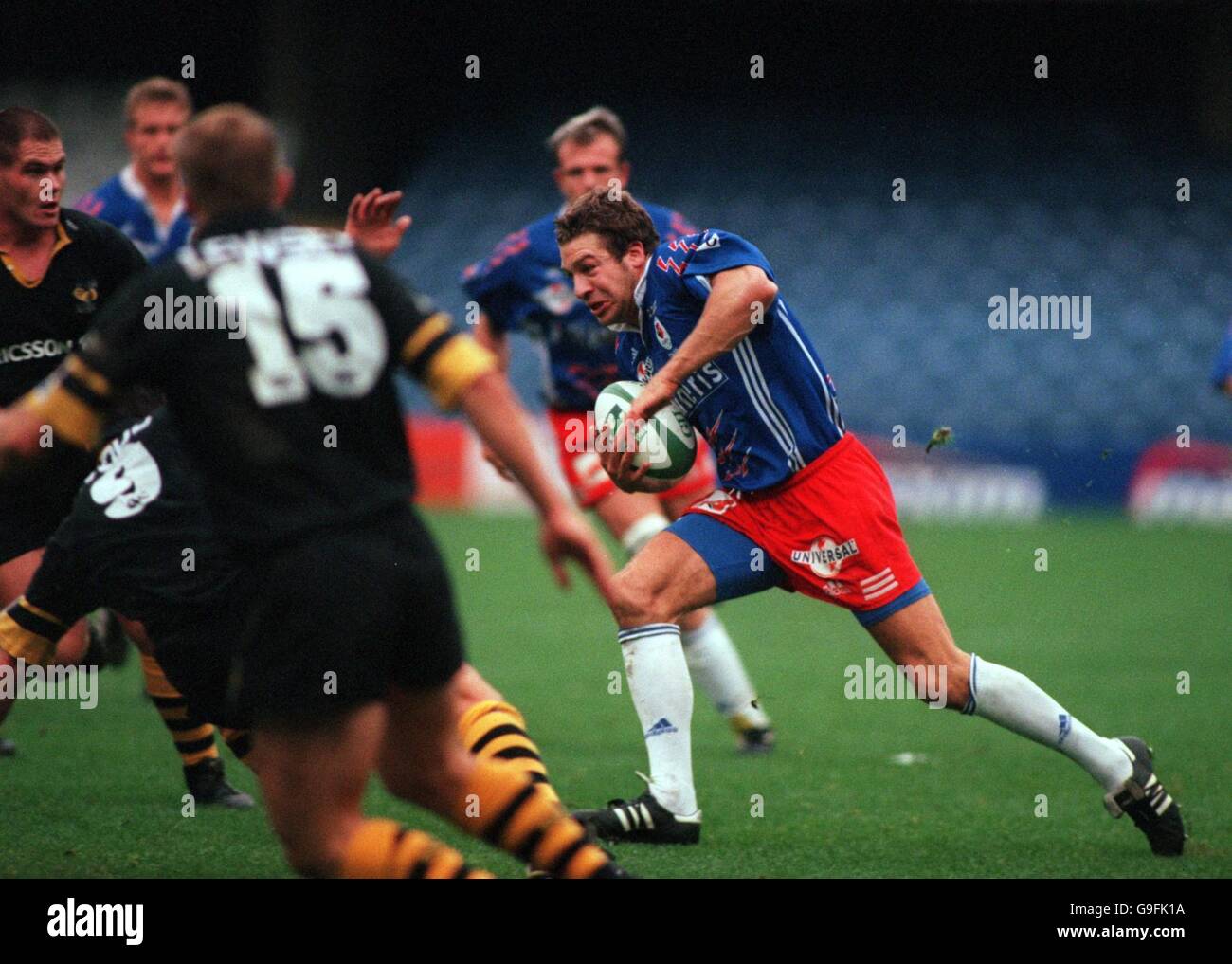 Stade francaiss christophe dominici cuts through the faltering wasps ...