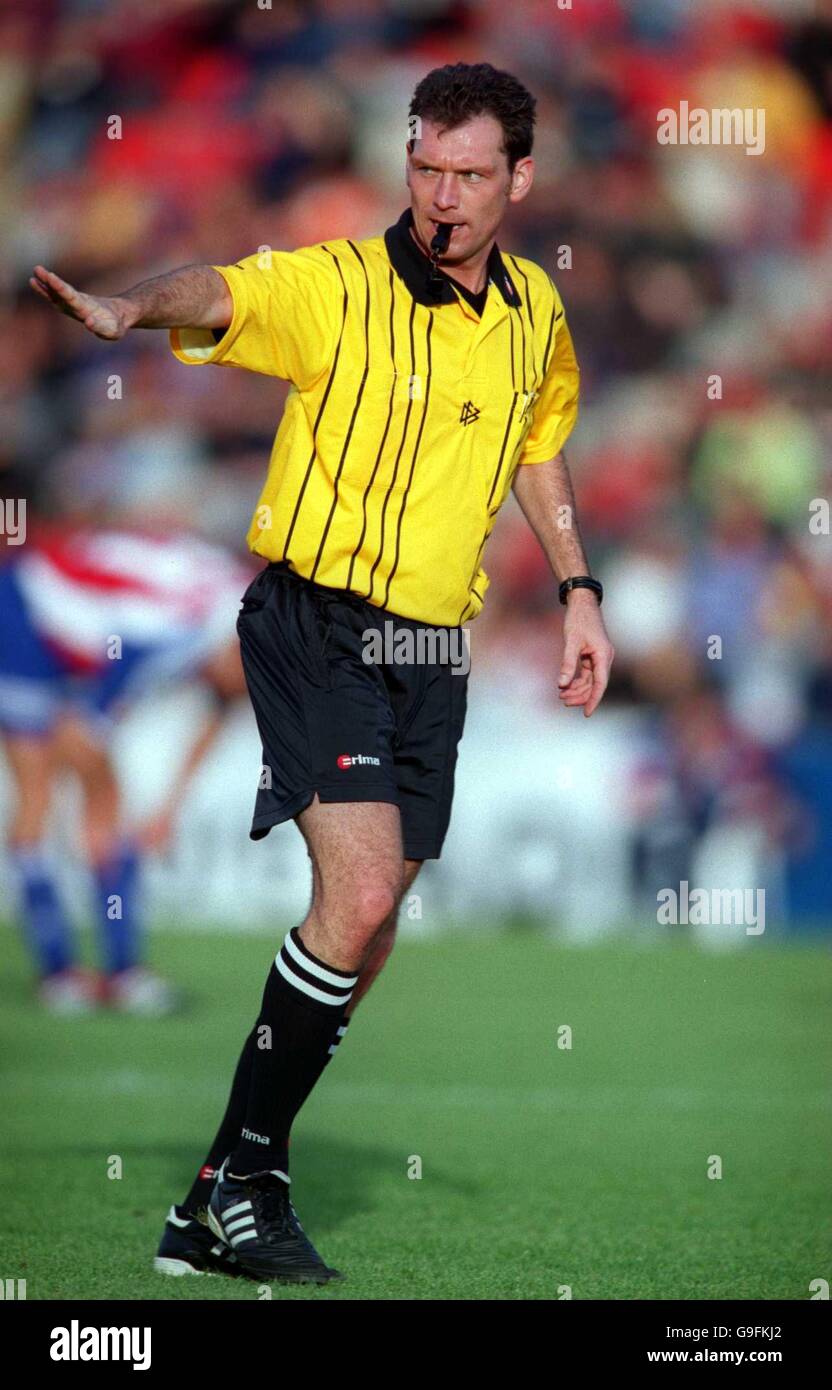 German Soccer - Bundesliga - Unterhaching v SV Hamburg. Referee ...