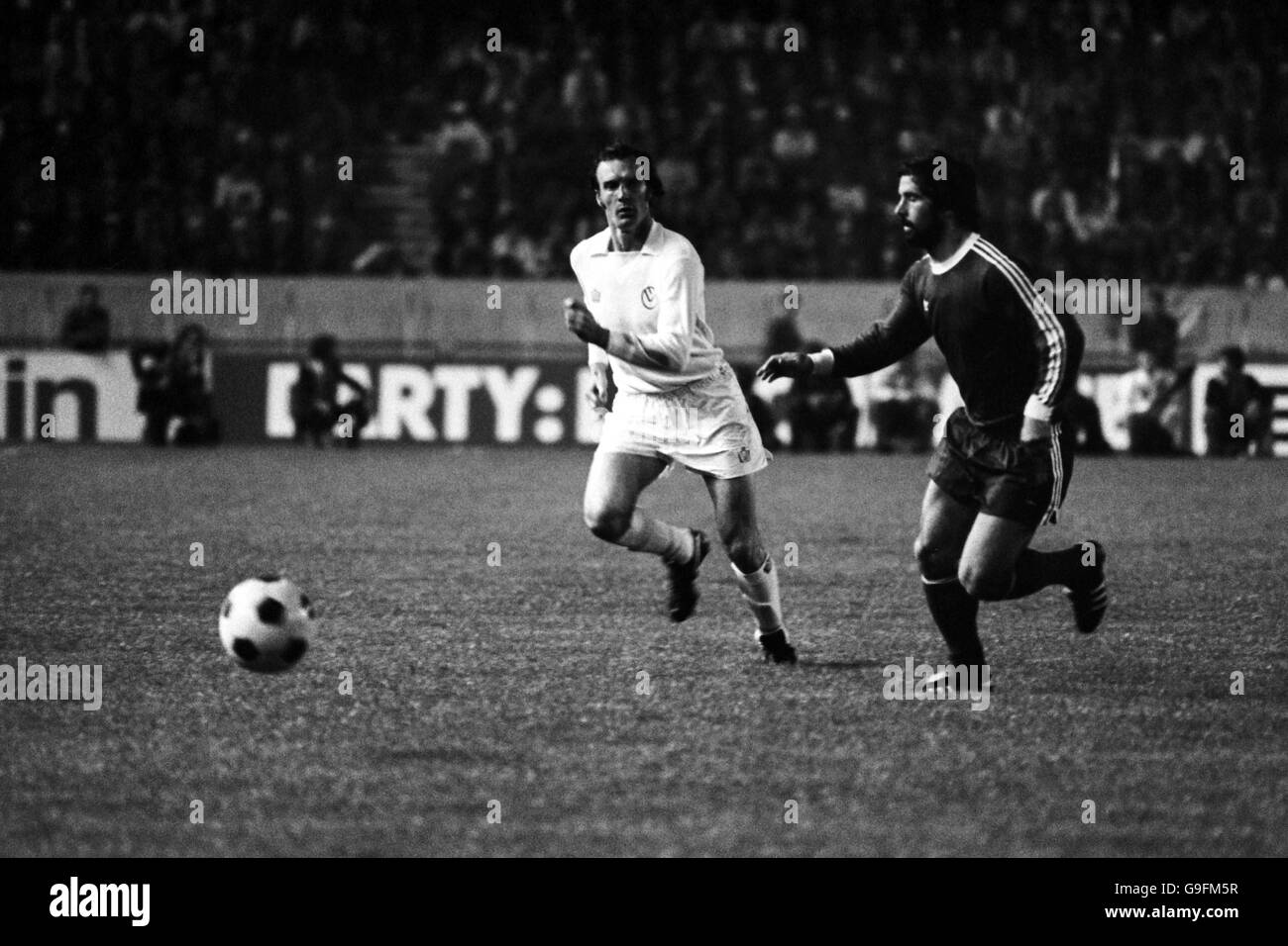 Leeds United's Paul Madeley (l) and Bayern Munich's Gerd Muller (r ...