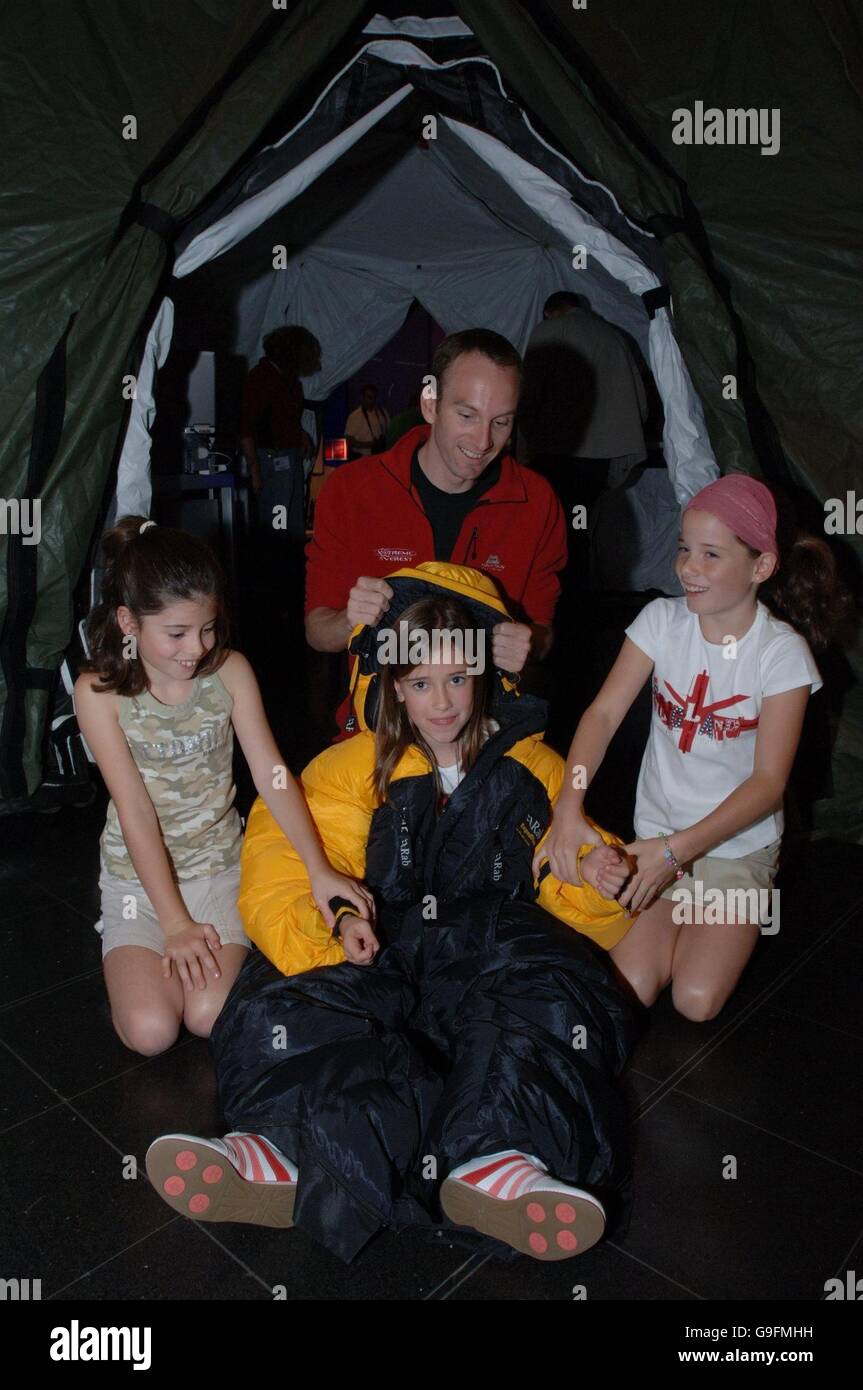 Xtreme Everest team medical expert doctor Dan Martin with sisters (left ...