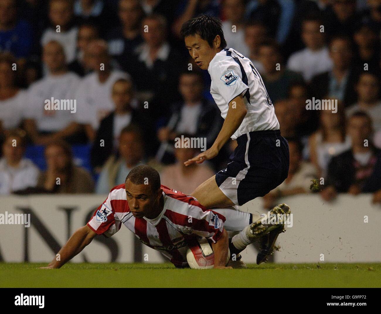 Sheffield United's Danny Webber and Tottenham Hotspur's Young-Pyo Lee ...
