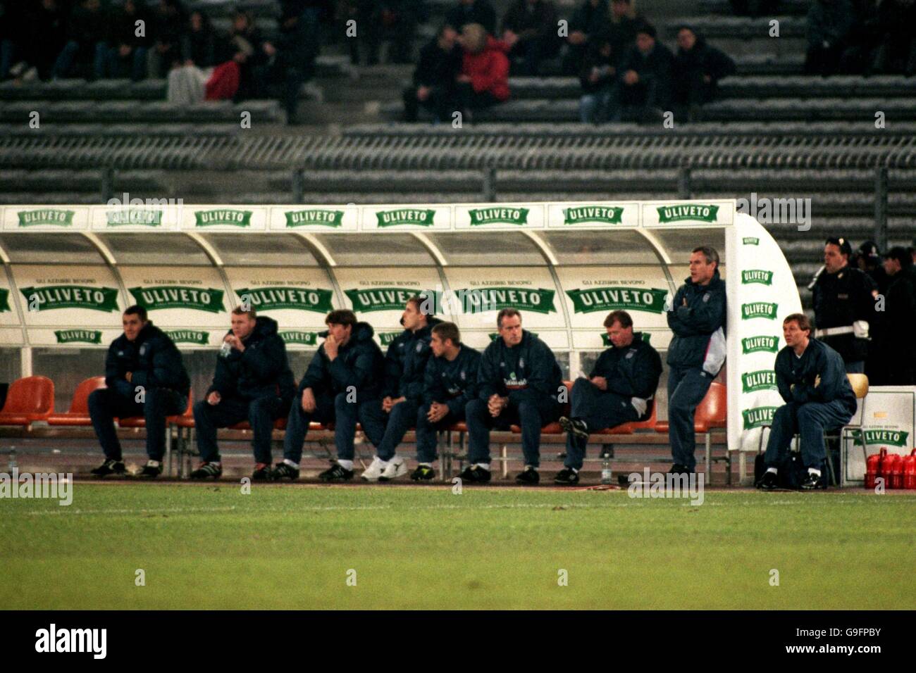 England subs bench hi-res stock photography and images - Alamy
