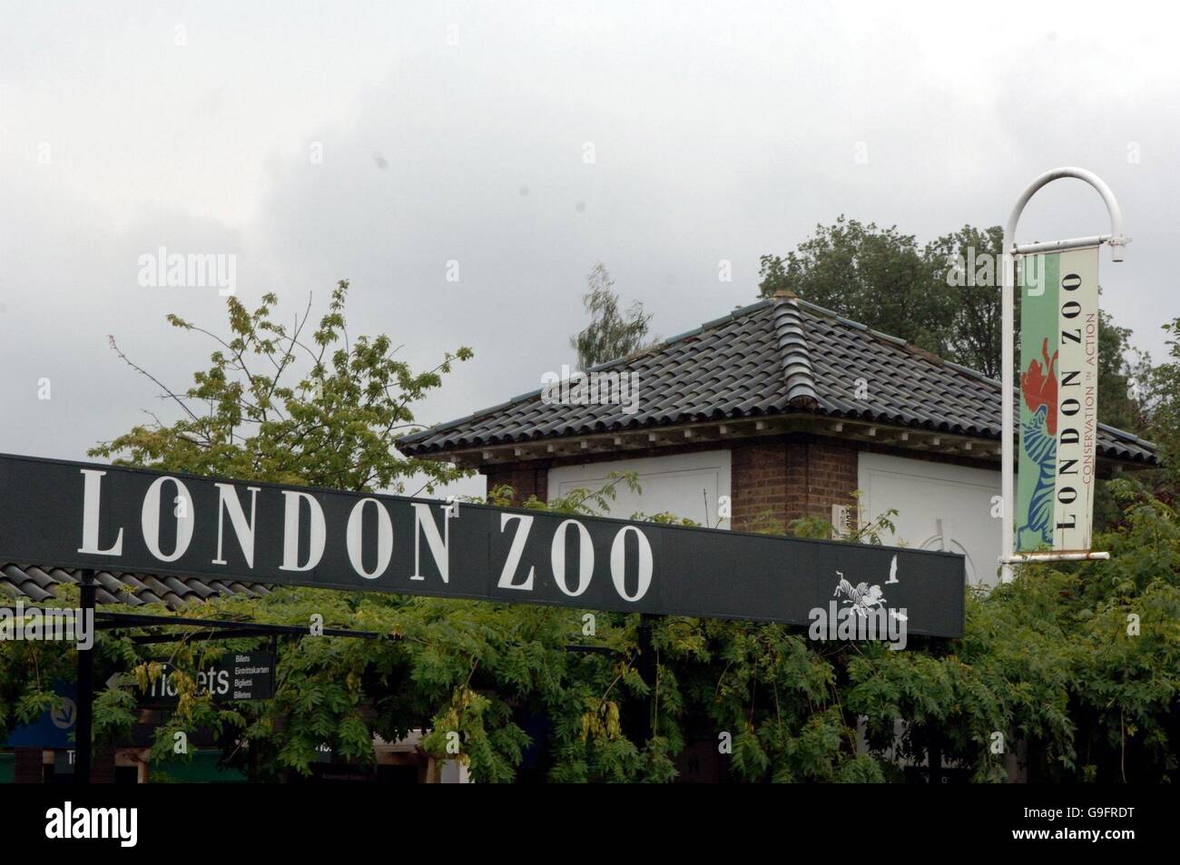 The front entrance of London Zoo in Regent's Park Stock Photo - Alamy