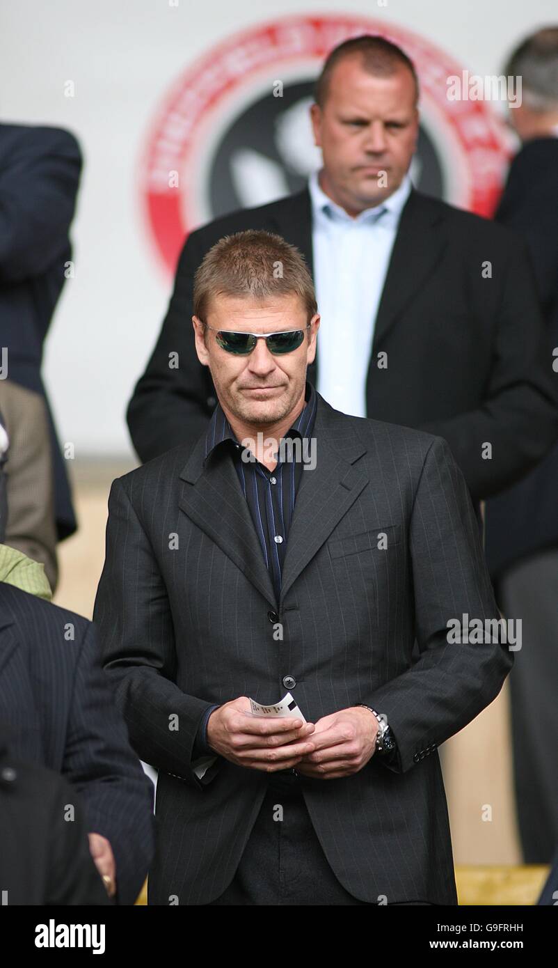 Sean bean in the stands hi-res stock photography and images - Alamy