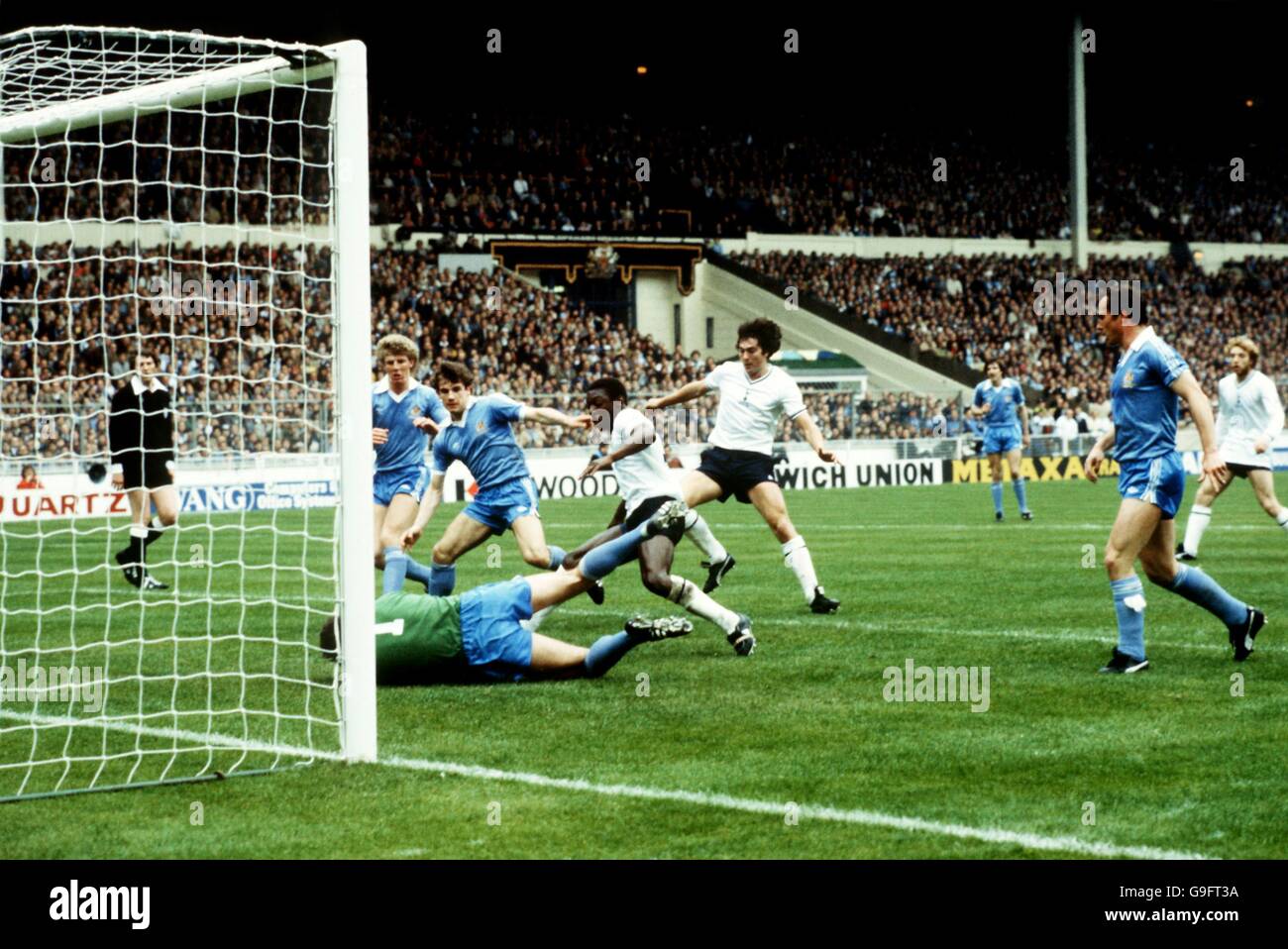 Manchester city tottenham 1981 hi-res stock photography and images - Alamy