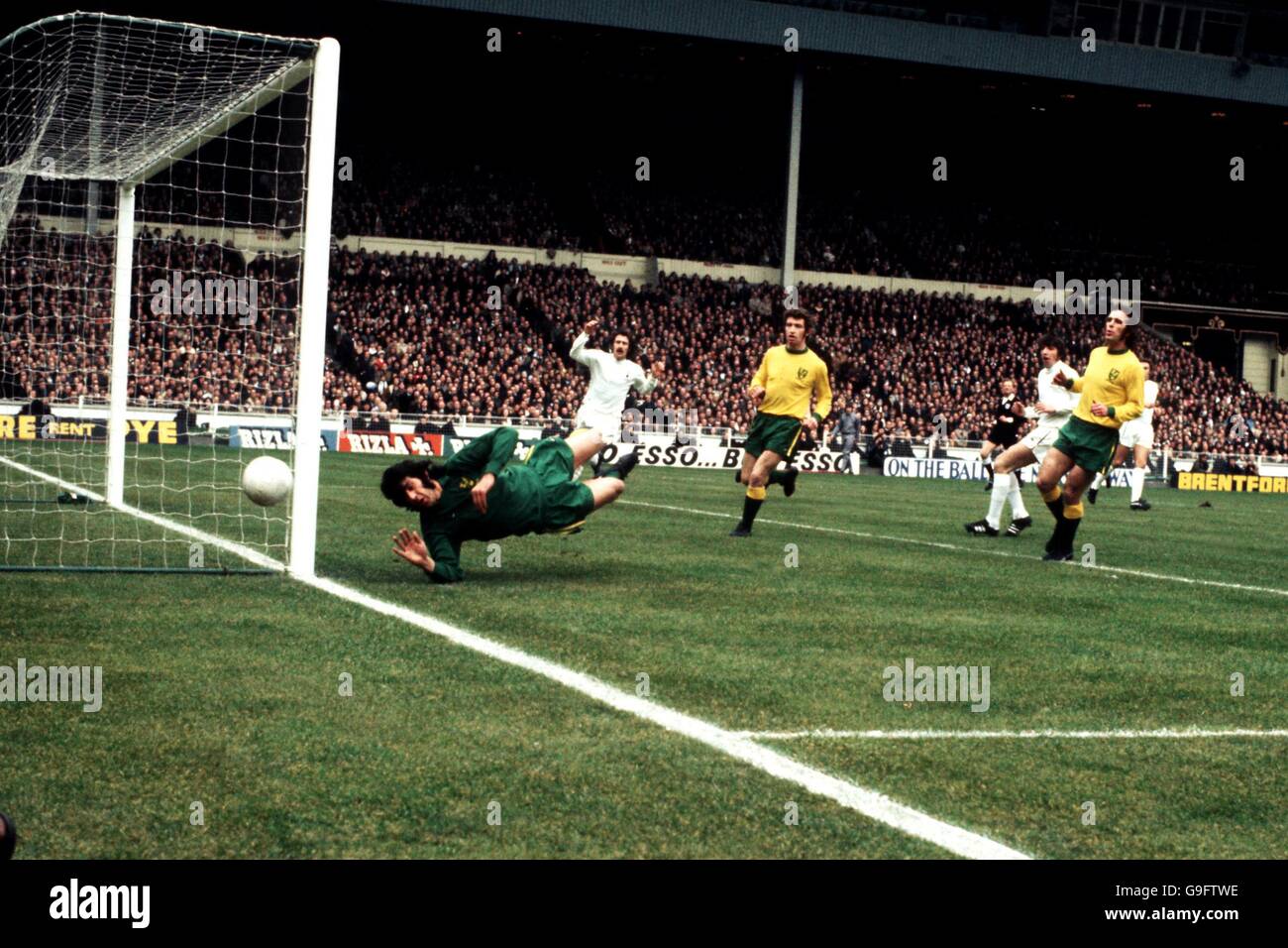 Tottenham hotspurs jimmy pearce second l martin peters second r hi-res ...