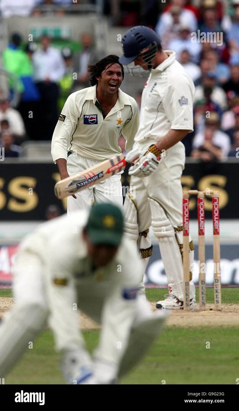 Pakistan's Mohammed Asif celebrates taking Andrew Strauss's wicket ...