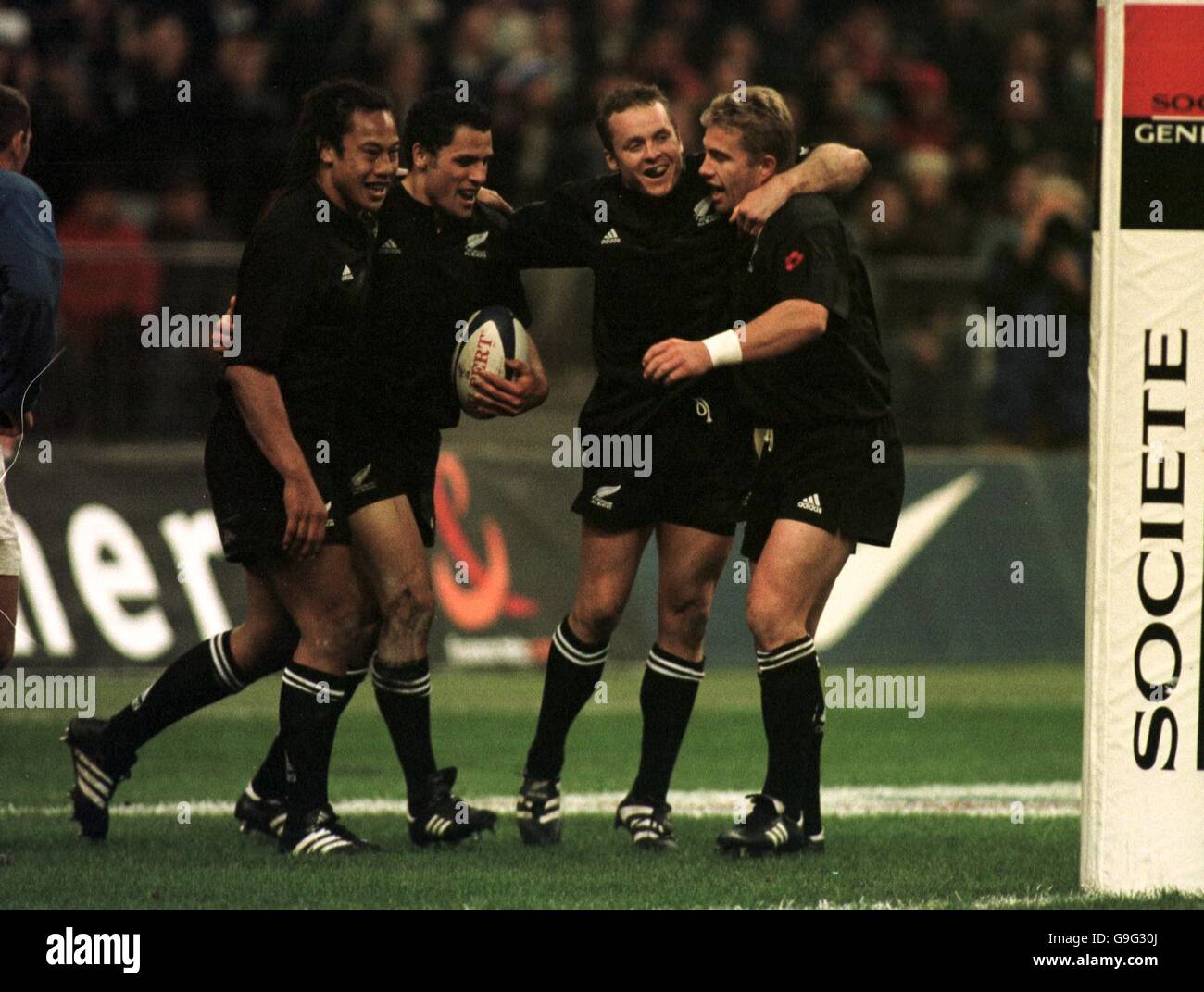 L r new zealands tana umaga celebrates try scorer doug howlett hi-res ...