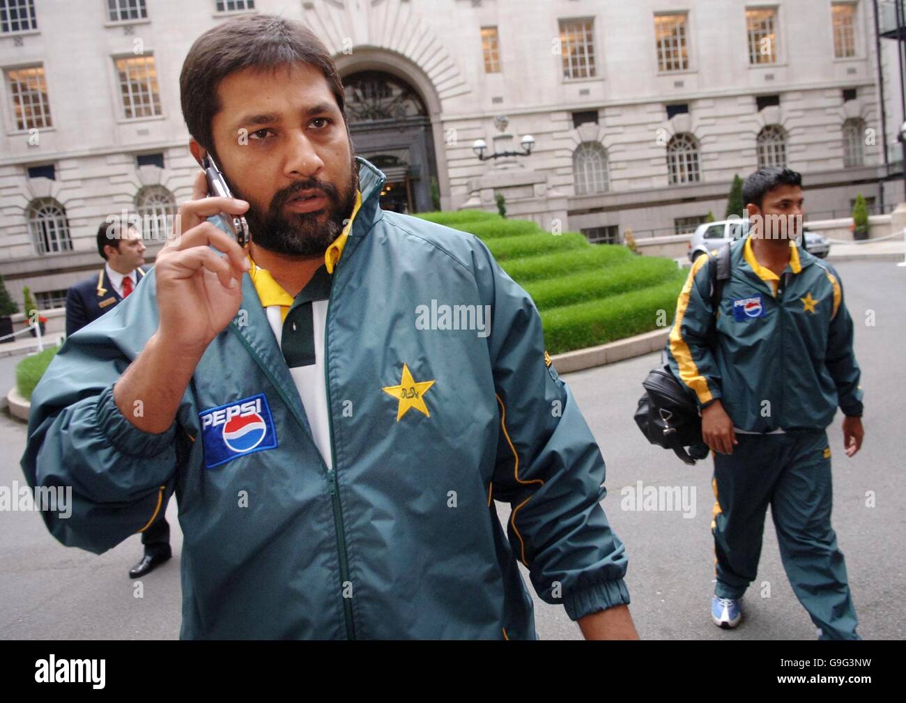 Pakistan cricket players collect kit Stock Photo - Alamy