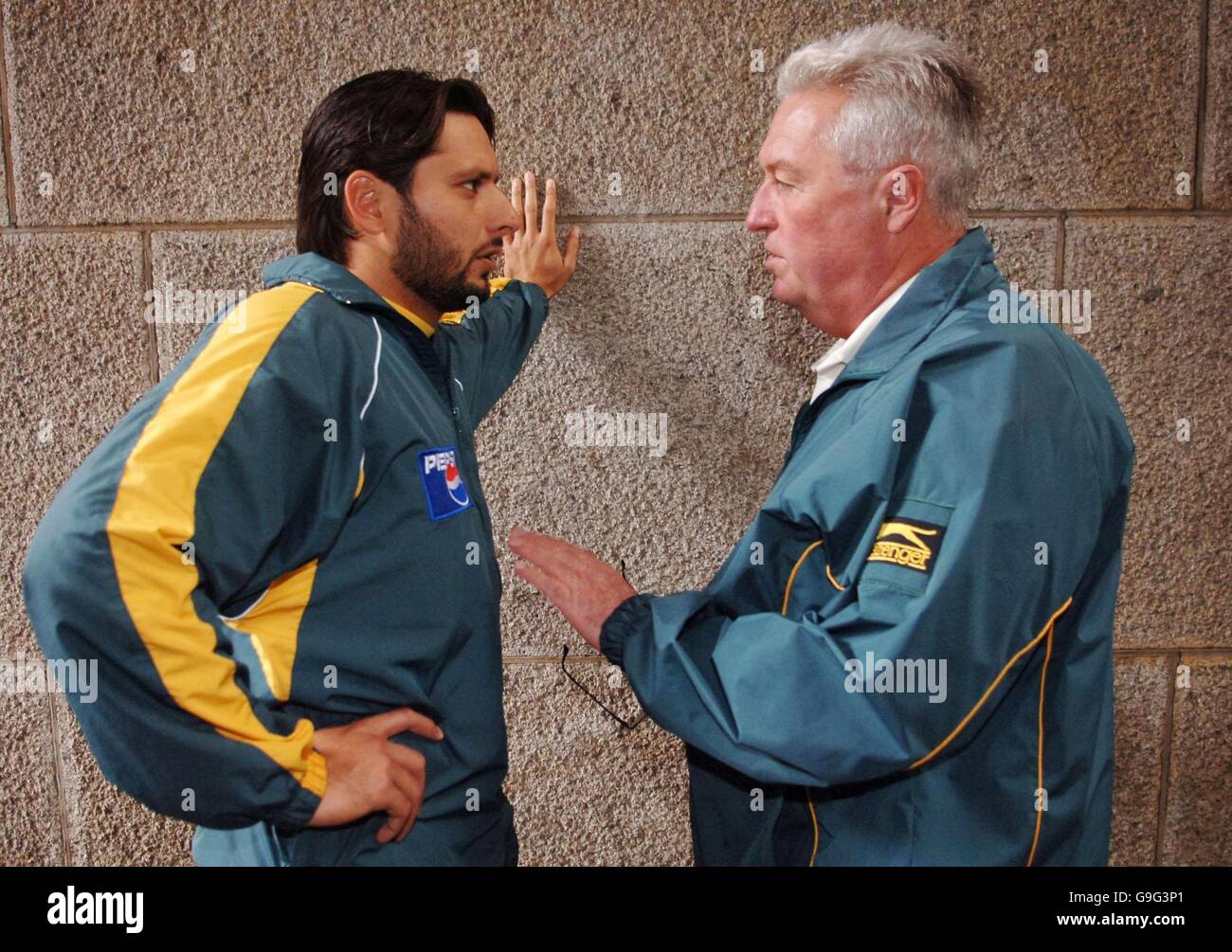 Pakistan cricket coach Bob Woolmer (right) talking to one of his ...