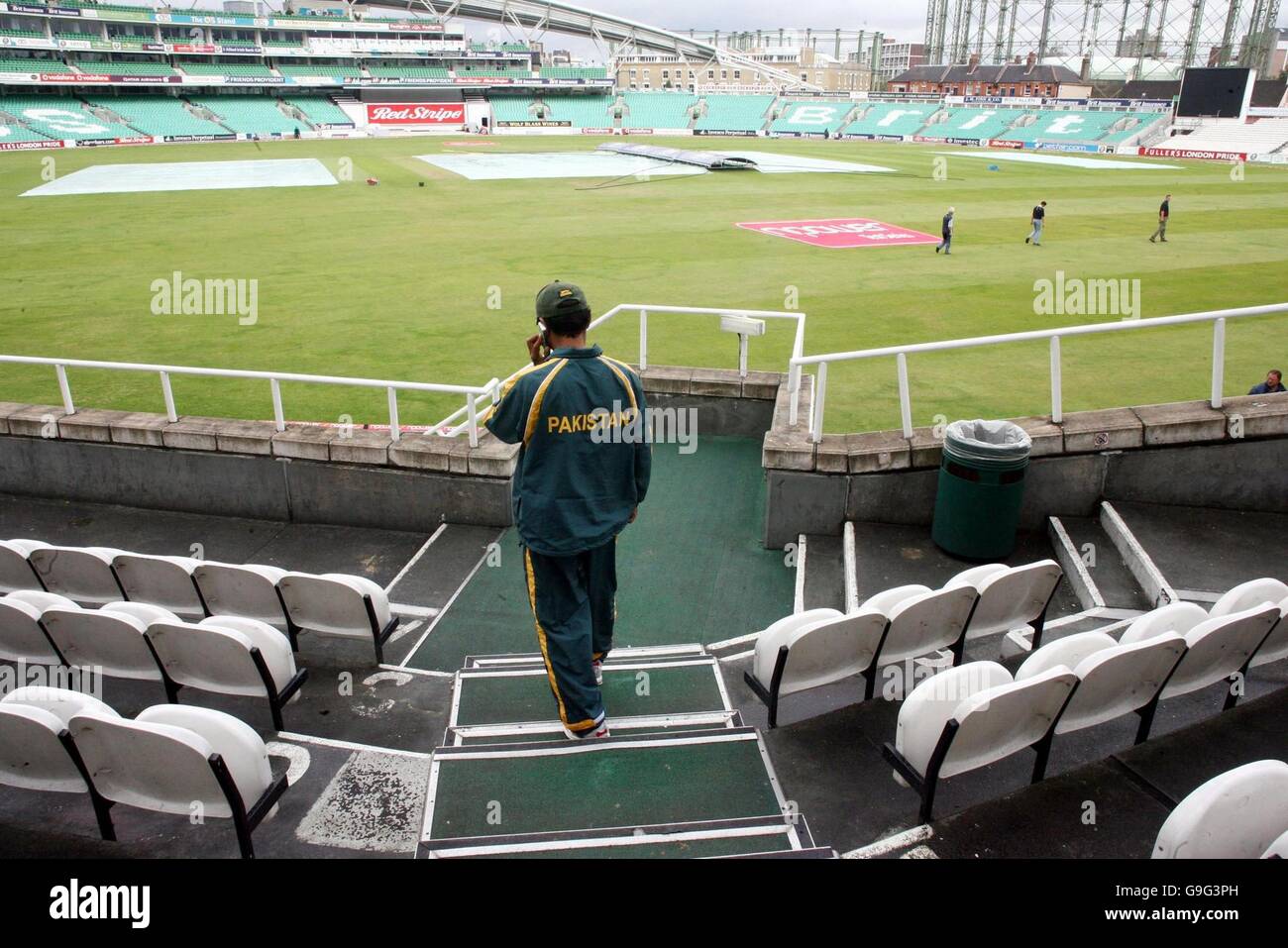 Sport cricket walking pavillion hi-res stock photography and images - Alamy