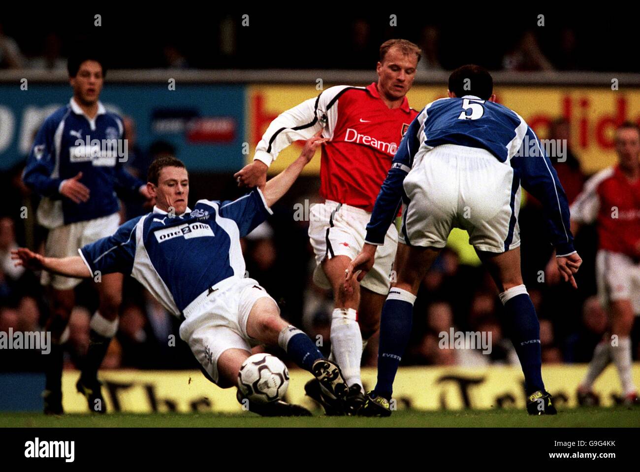 Everton's Gary Naysmith & David Weir closes down Arsenal's Dennis ...