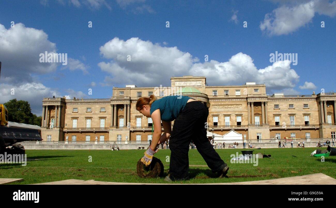 Channel 4's Time team dig the lawns at Buckingham Palace Stock Photo ...
