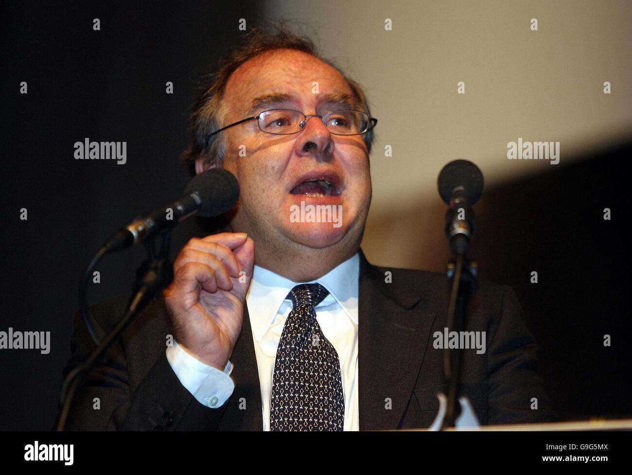 Children and falconer hi-res stock photography and images - Alamy