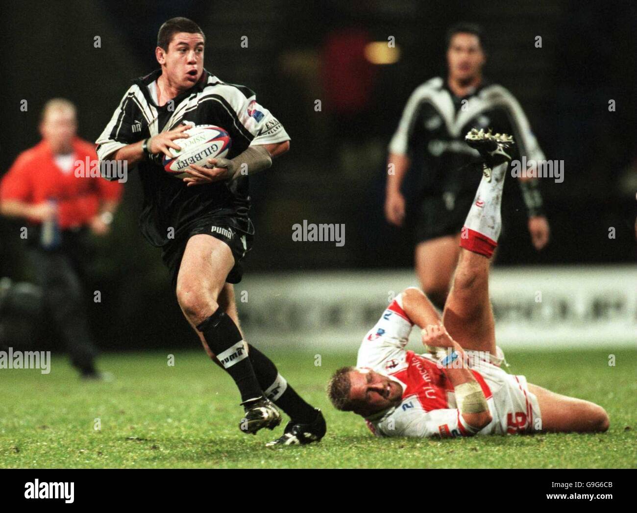 New zealands cayless escapes the tackle of englands andy hay hi-res ...