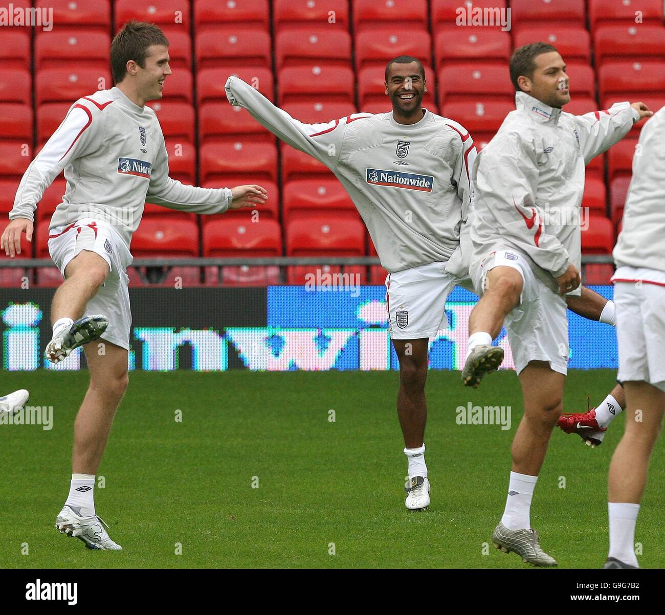 Englands Ashley Cole (centre) and Michael Carrick (left) and Luke Young ...