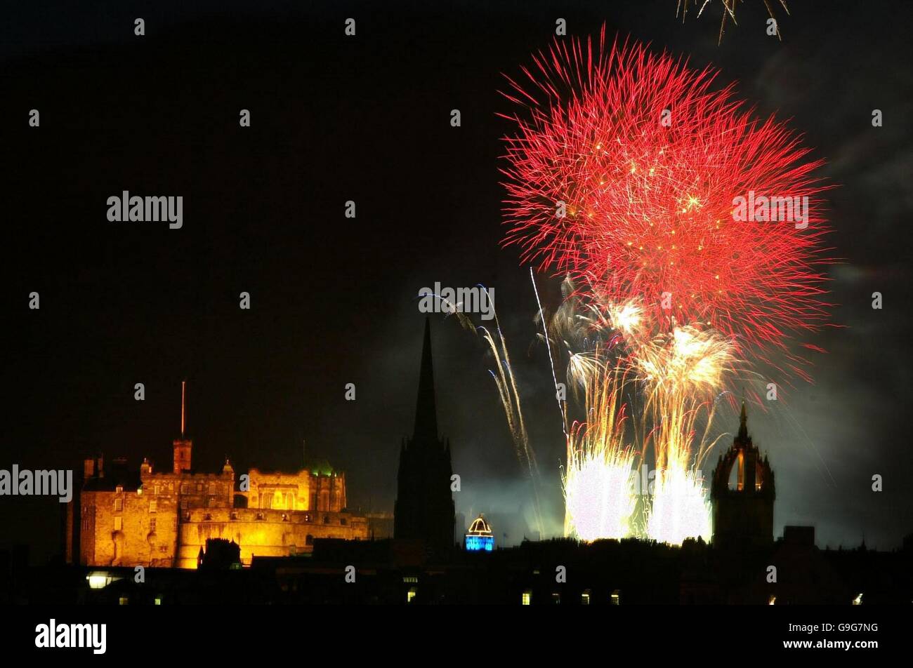 A fireworks concert edinburgh castle brings edinburgh international ...