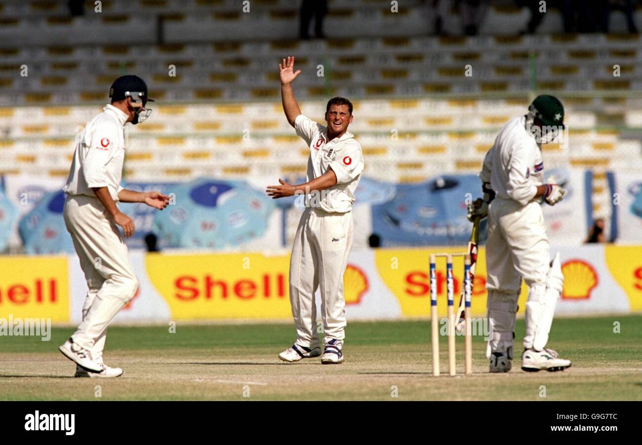 England's Darren Gough (c) celebrates claiming the wicket of Pakistan's ...