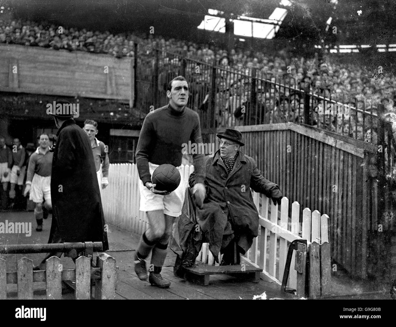 Manchester City goalkeeper Frank Swift walks out at Maine Road Stock ...