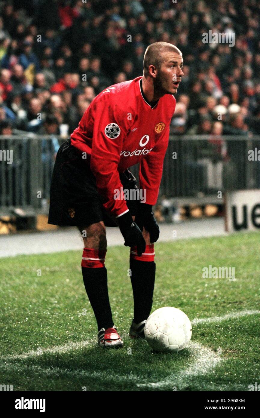 Manchester United's David Beckham waits to take a corner Stock Photo ...