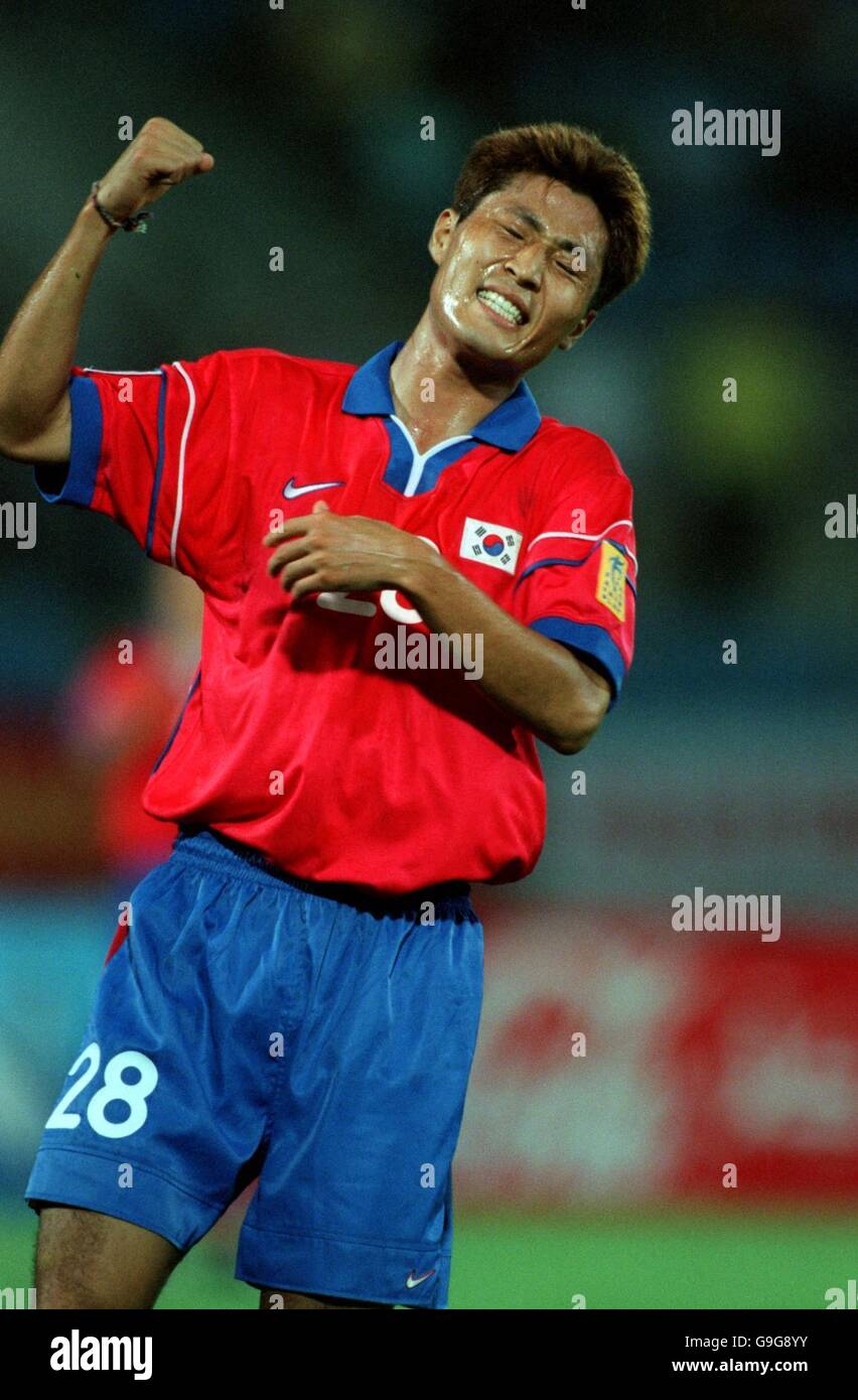 Soccer - Asian Cup Lebanon 2000 - Korea Republic v China PR Stock Photo ...