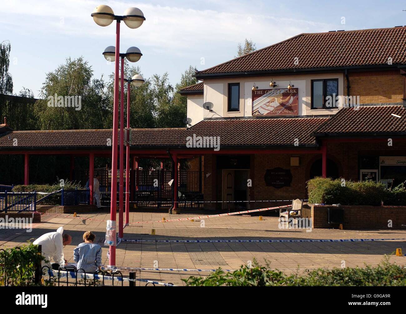 Forensic police officers outside cutty sark pub in thamesmead hi-res ...