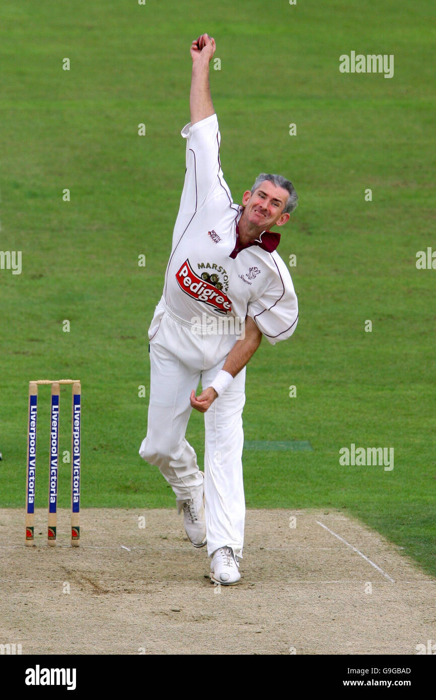 Somersets andy caddick hi-res stock photography and images - Alamy