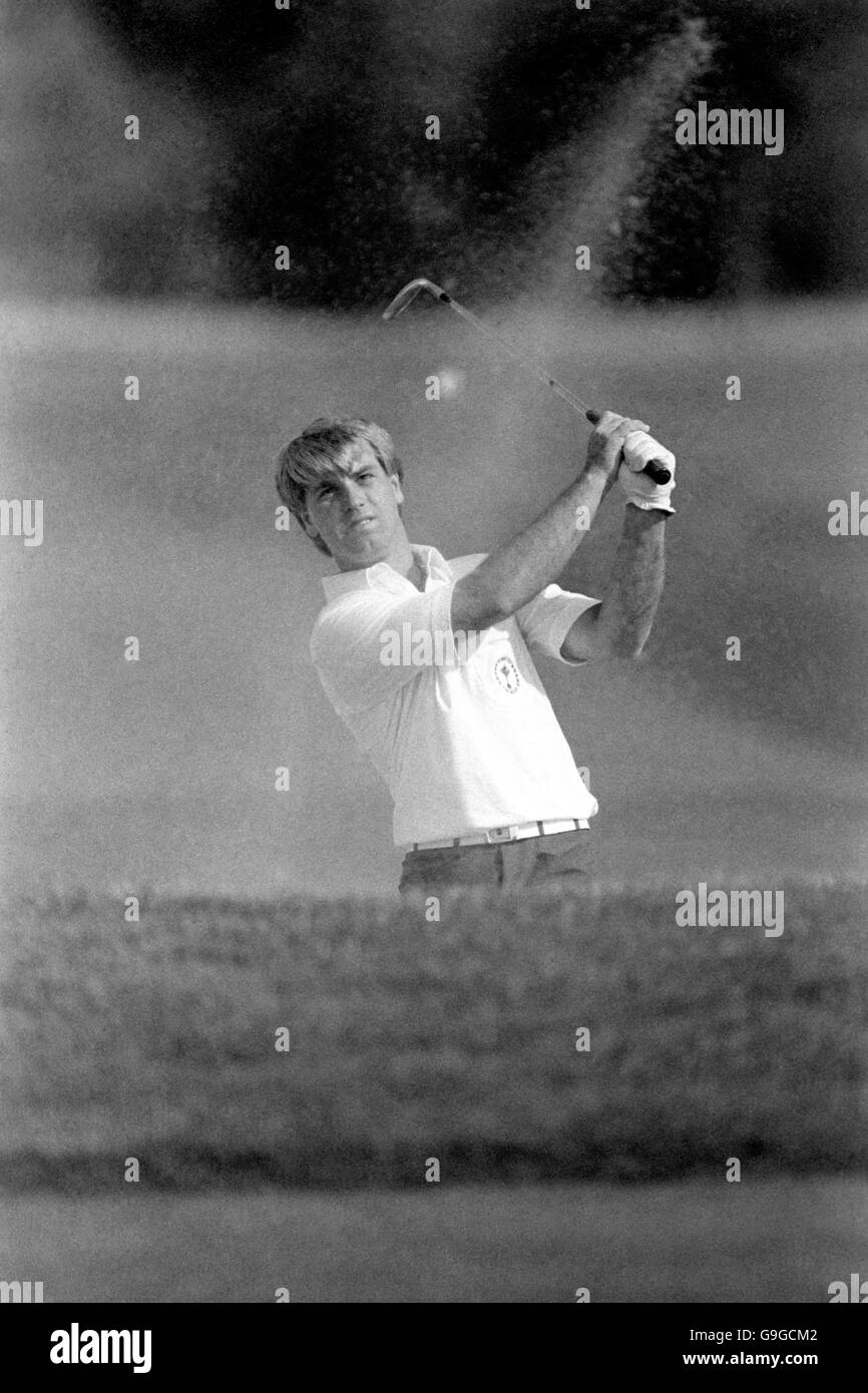 Europes paul way practises his bunker shots hi-res stock photography ...