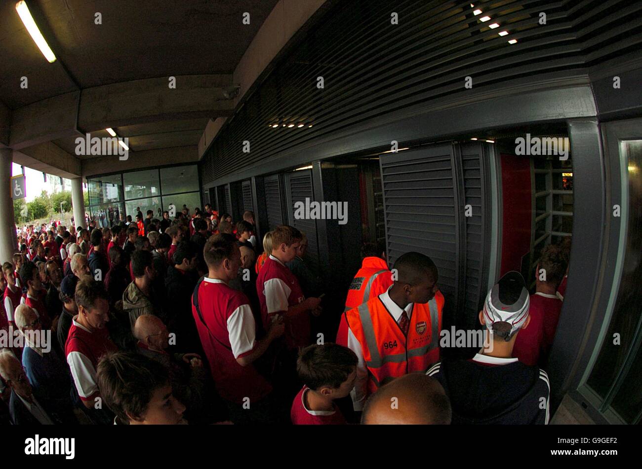 Arsenal fans enter the emirates stadium hi-res stock photography and ...