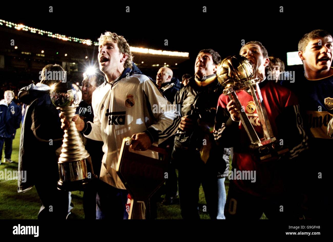 Boca Juniors' Martin Palermo (l) parades his Man of the Match trophy ...