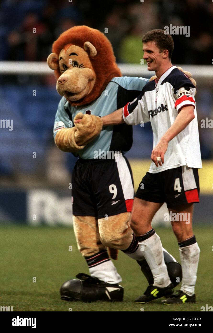 Bolton wanderers mascot lofty lion hi-res stock photography and images ...