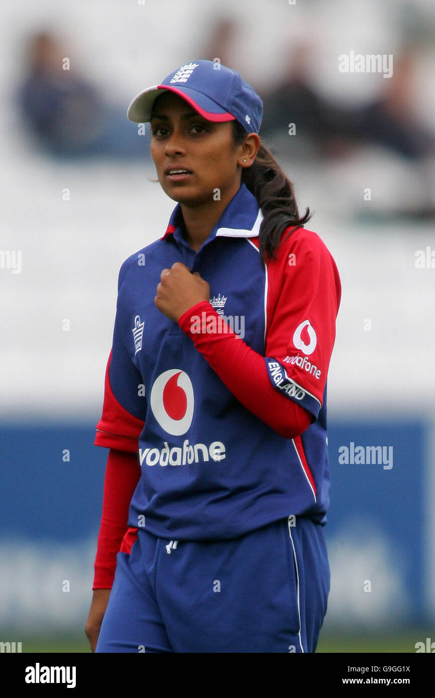 Isa guha cricket hi-res stock photography and images - Alamy