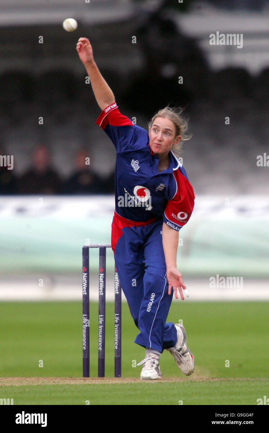 Beth morgan cricket hi-res stock photography and images - Alamy