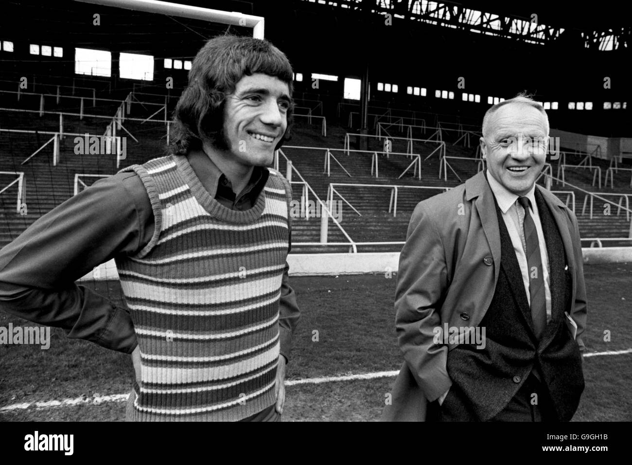 Liverpool manager, Bill Shankly (r) with new signing Kevin Keegan (l ...