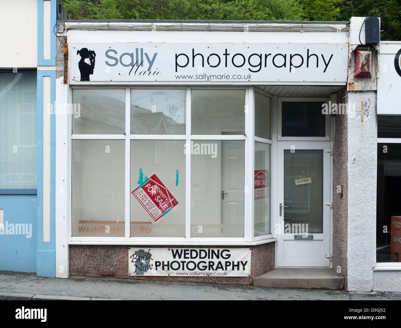 Closed down and for sale photography studio in Barmouth Wales UK Stock ...