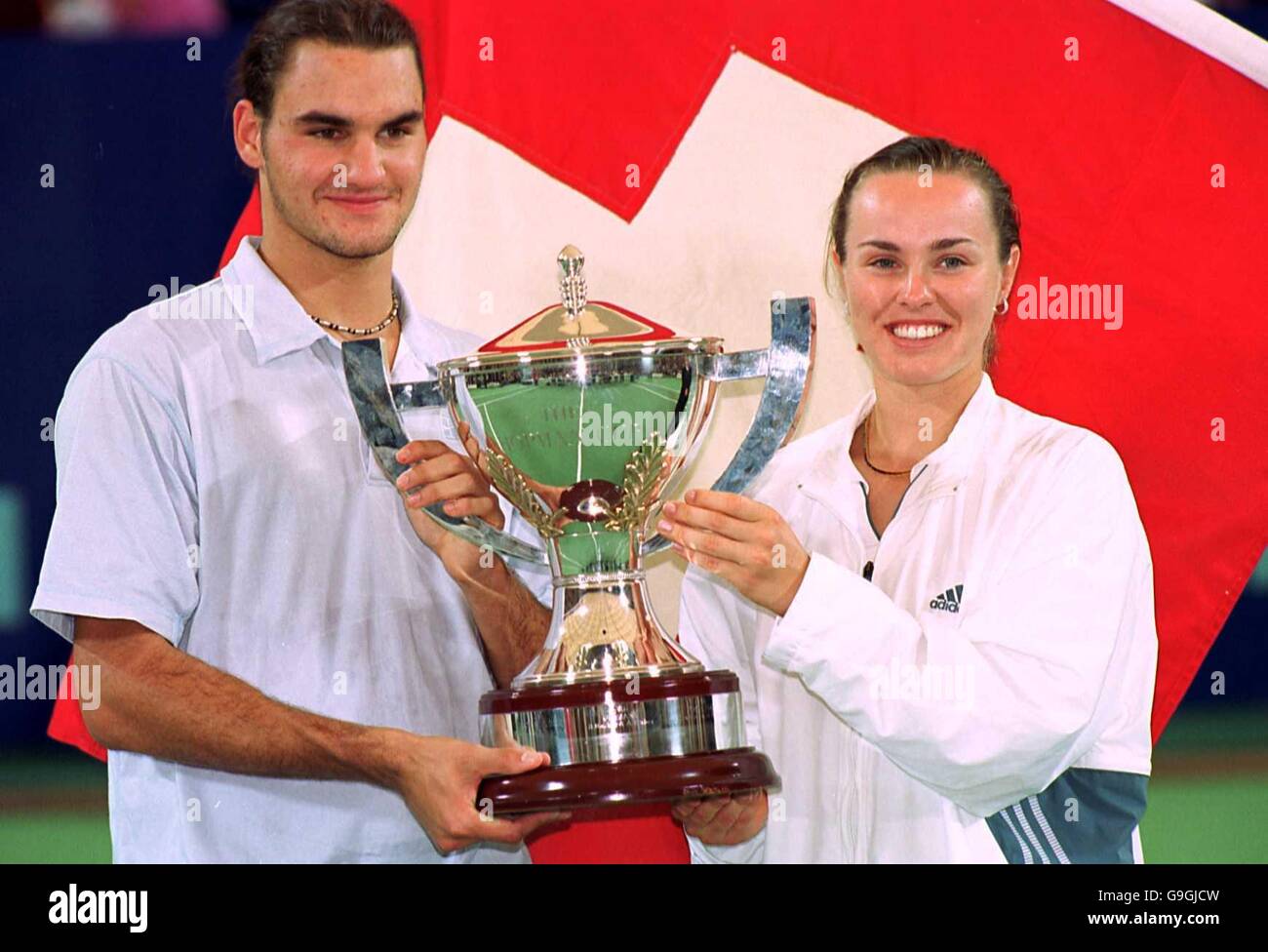 Switzerland's Martina Hingis (r) and Roger Federer (l) lift the Hopman ...