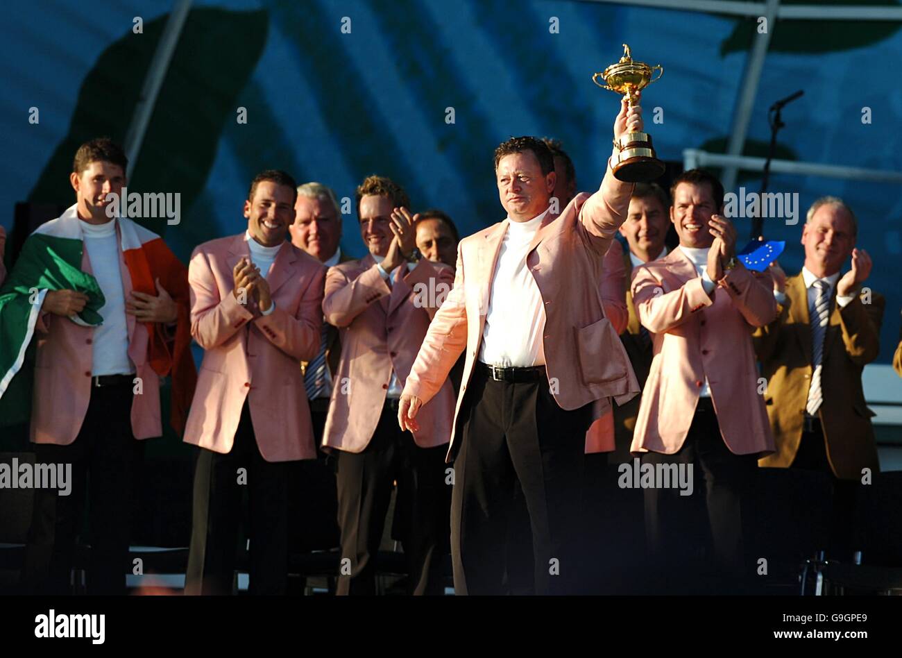 Europe ryder cup team captain lifts the ryder cup trophy hi-res stock ...