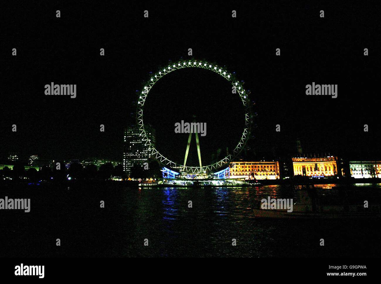 Generic stock picture of The London Eye lit up at night Stock Photo - Alamy