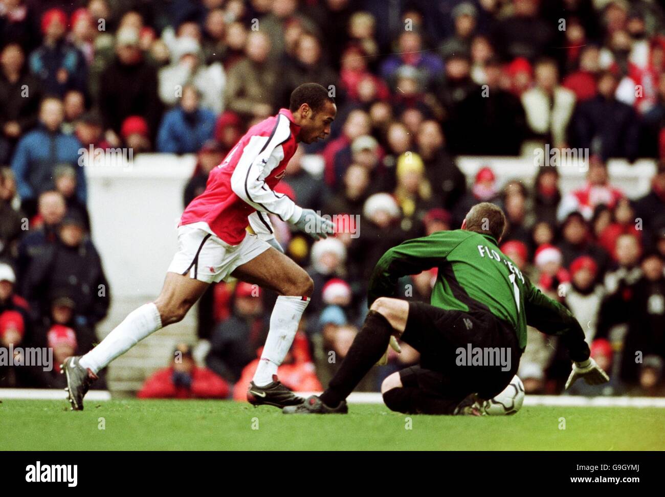 Arsenal's Thierry Henry (l) rounds Leicester City goalkeeper Tim ...