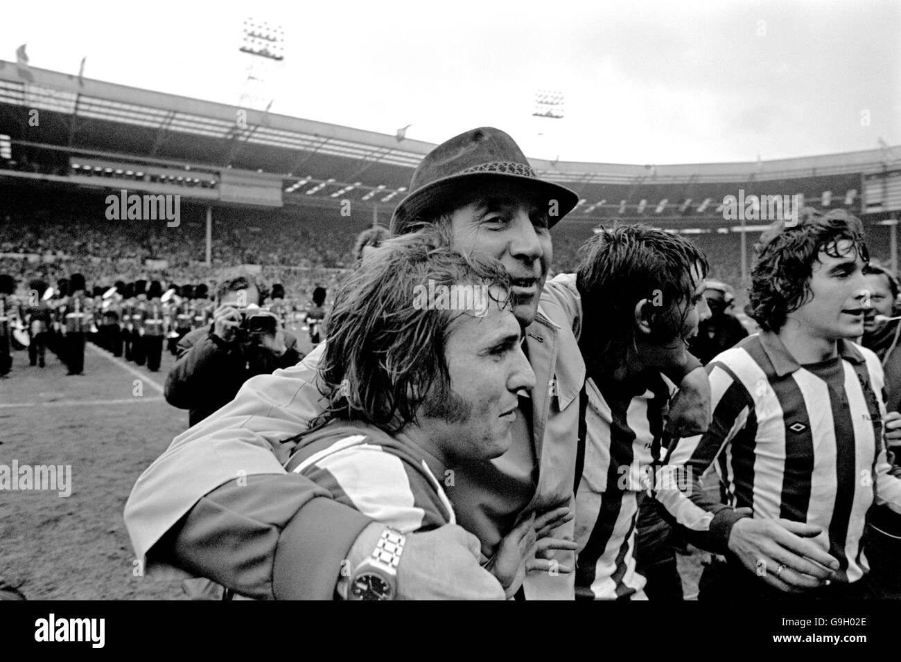 Sunderland manager Bob Stokoe (c) celebrates victory with Dennis Tueart ...