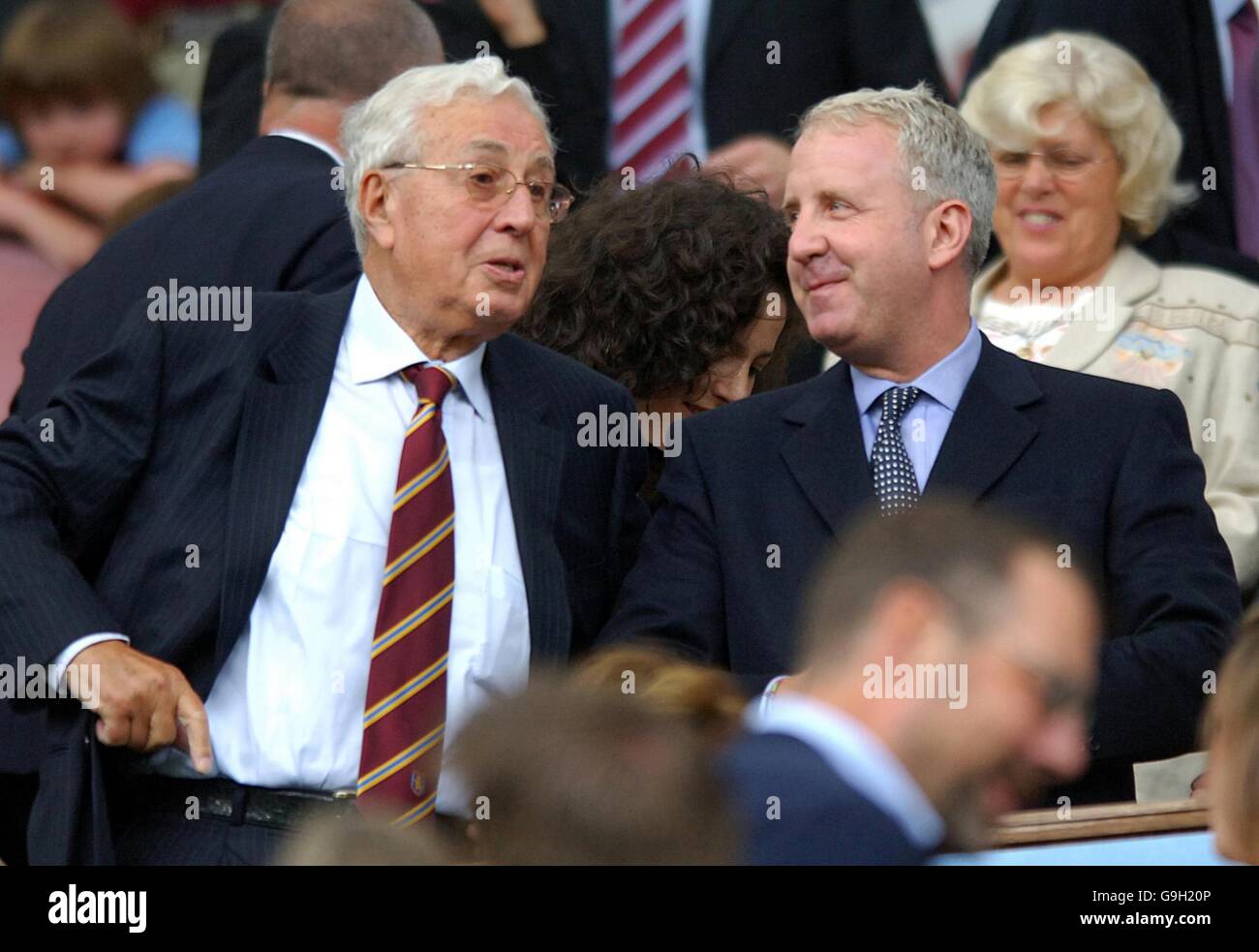 Aston villa owner randy lerner hi-res stock photography and images - Alamy