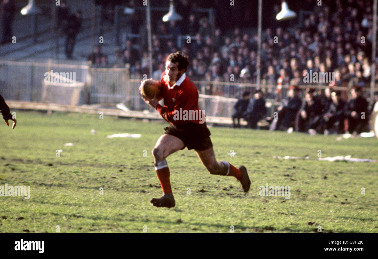 Gareth edwards wales rugby hi-res stock photography and images - Alamy