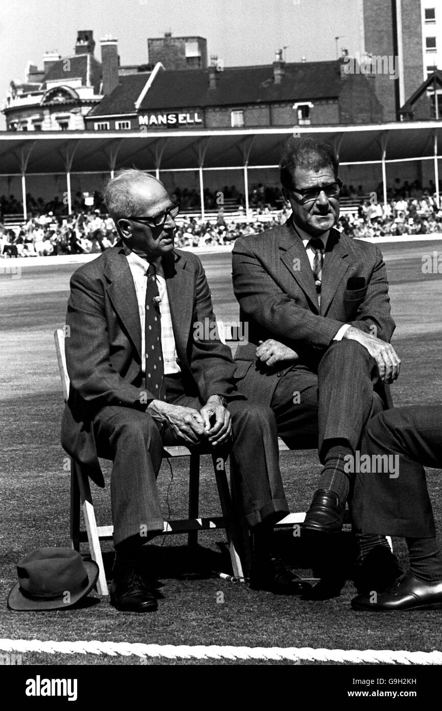 Cricket match watching Black and White Stock Photos & Images - Alamy